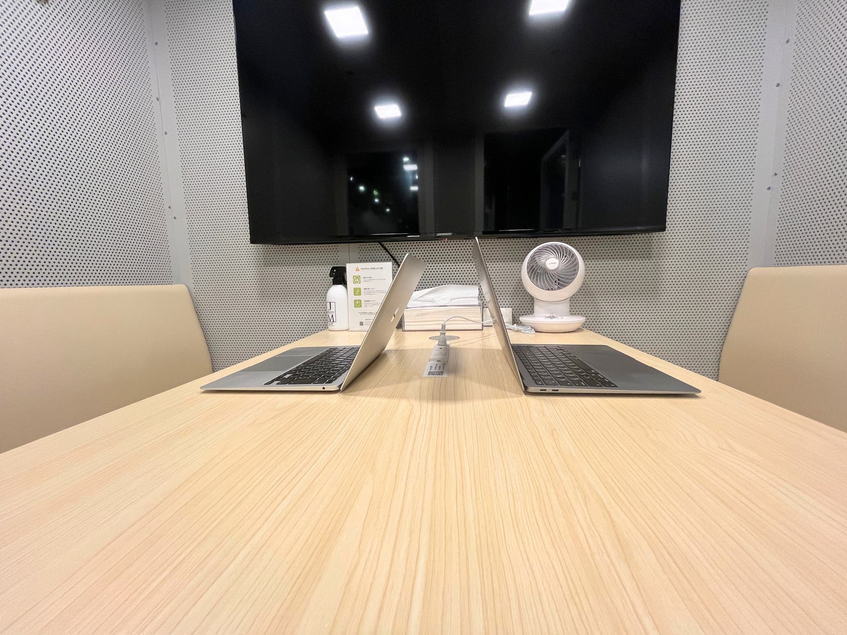 🌟大事な商談に最適🌟【池袋駅徒歩1分｜定員6名の商談ルーム｜13PG】完全個室/無料Wi-Fi/電源/55inモニターの写真8