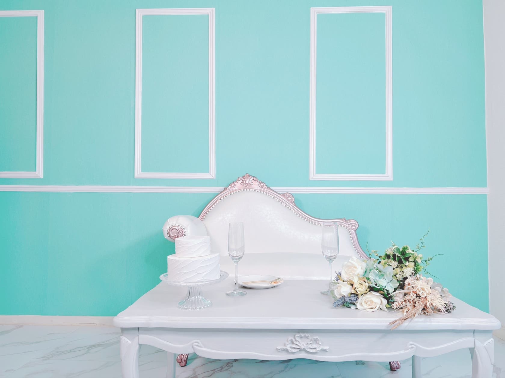 伏見駅3分💞白壁・白家具｜花壁｜シャンデリア｜３面背景｜撮影機材無料｜大人可愛い｜コスプレの写真4