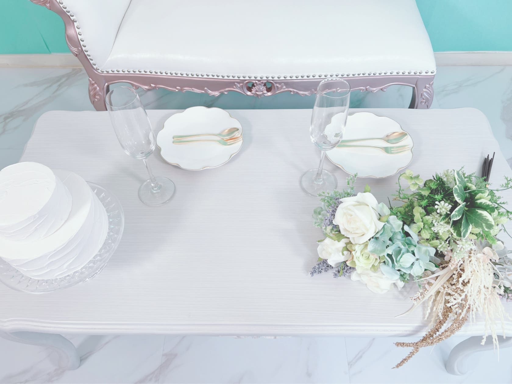 伏見駅3分💞白壁・白家具｜花壁｜シャンデリア｜３面背景｜撮影機材無料｜大人可愛い｜コスプレの写真13