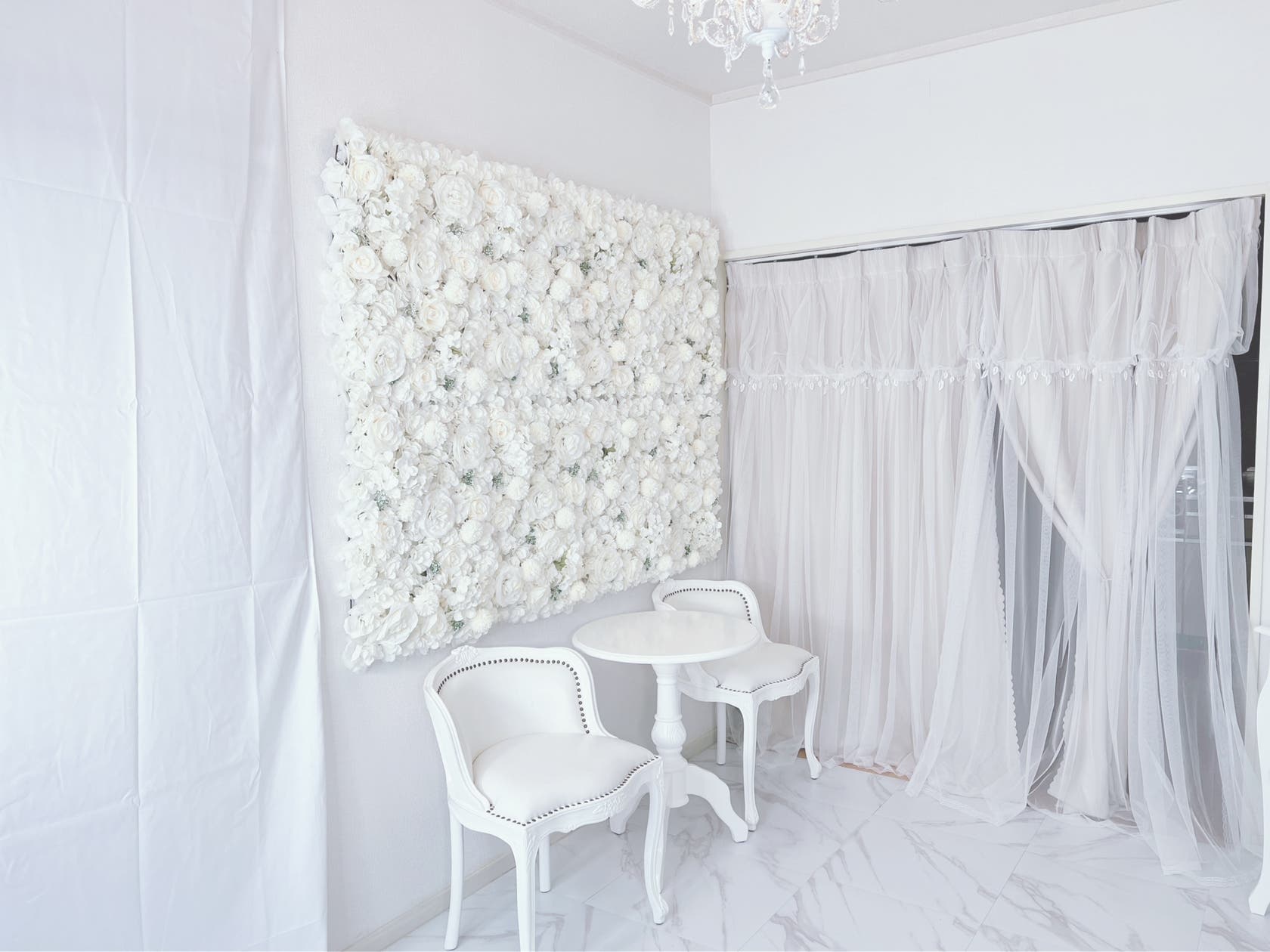 伏見駅3分💞白壁・白家具｜花壁｜シャンデリア｜３面背景｜撮影機材無料｜大人可愛い｜コスプレの写真15