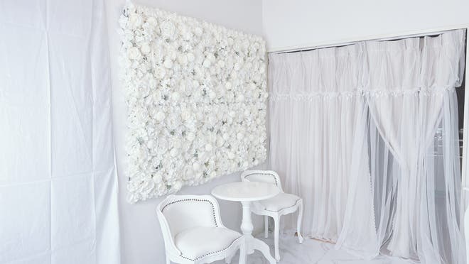 伏見駅3分💞白壁・白家具|花壁|シャンデリア|3面背景|撮影機材無料|大人可愛い|コスプレの写真15