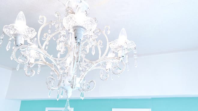 伏見駅3分💞白壁・白家具|花壁|シャンデリア|3面背景|撮影機材無料|大人可愛い|コスプレの写真2