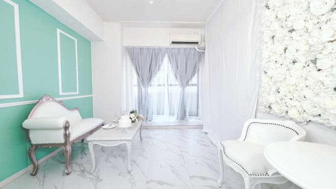 伏見駅3分💞白壁・白家具|花壁|シャンデリア|3面背景|撮影機材無料|大人可愛い|コスプレの写真1