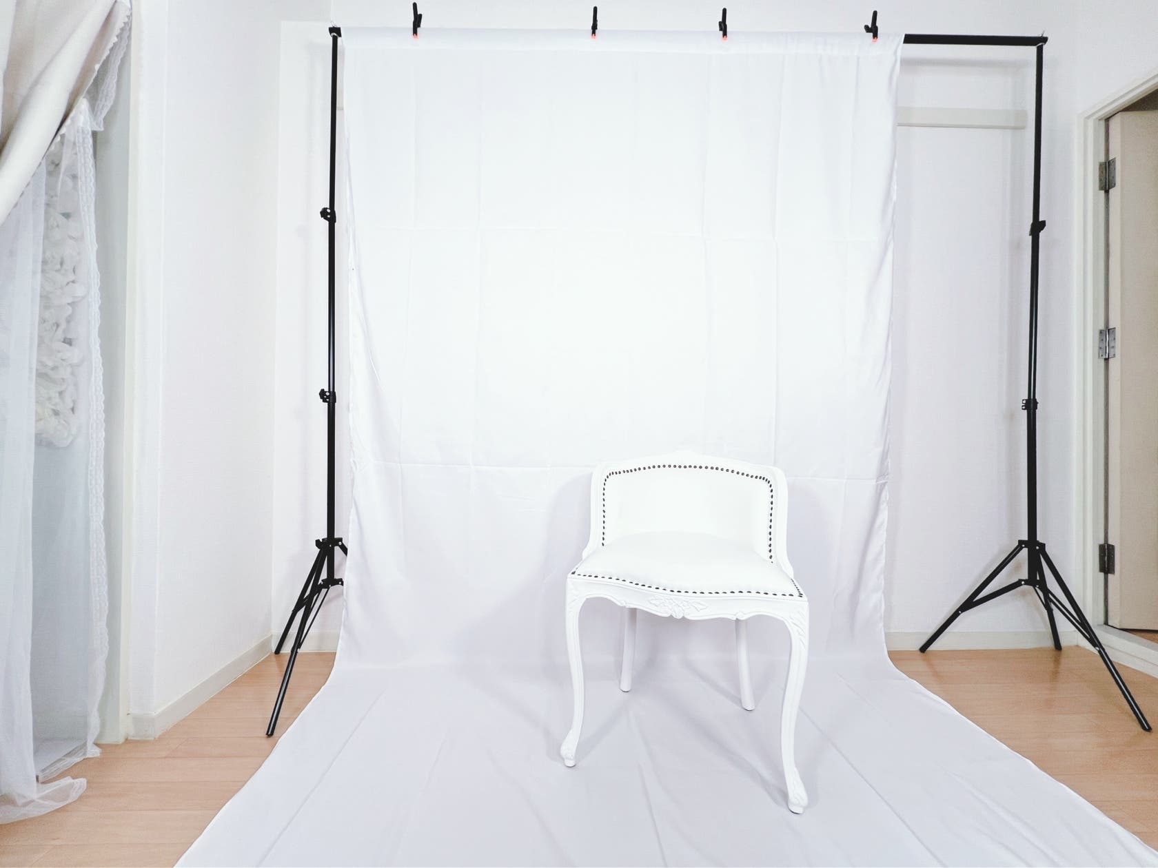 伏見駅3分💞白壁・白家具｜花壁｜シャンデリア｜３面背景｜撮影機材無料｜大人可愛い｜コスプレの写真21