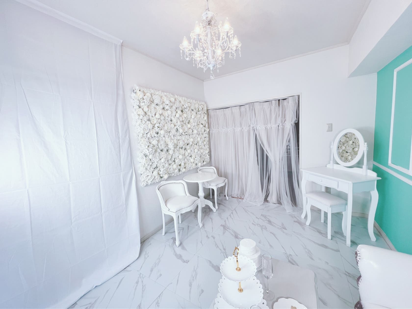 伏見駅3分💞白壁・白家具｜花壁｜シャンデリア｜３面背景｜撮影機材無料｜大人可愛い｜コスプレの写真6