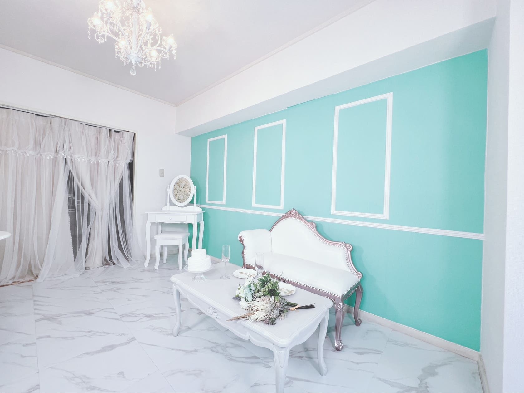 伏見駅3分💞白壁・白家具｜花壁｜シャンデリア｜３面背景｜撮影機材無料｜大人可愛い｜コスプレの写真7