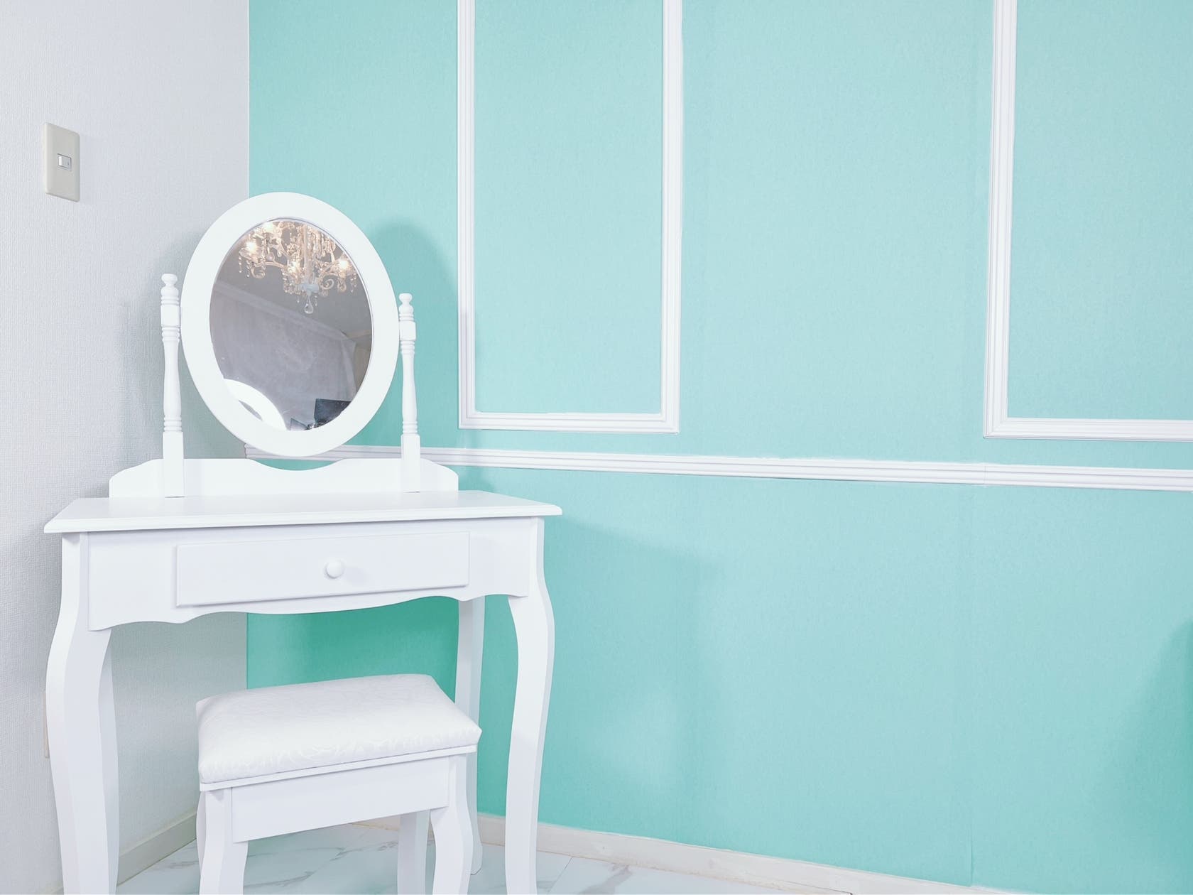 伏見駅3分💞白壁・白家具｜花壁｜シャンデリア｜３面背景｜撮影機材無料｜大人可愛い｜コスプレの写真5