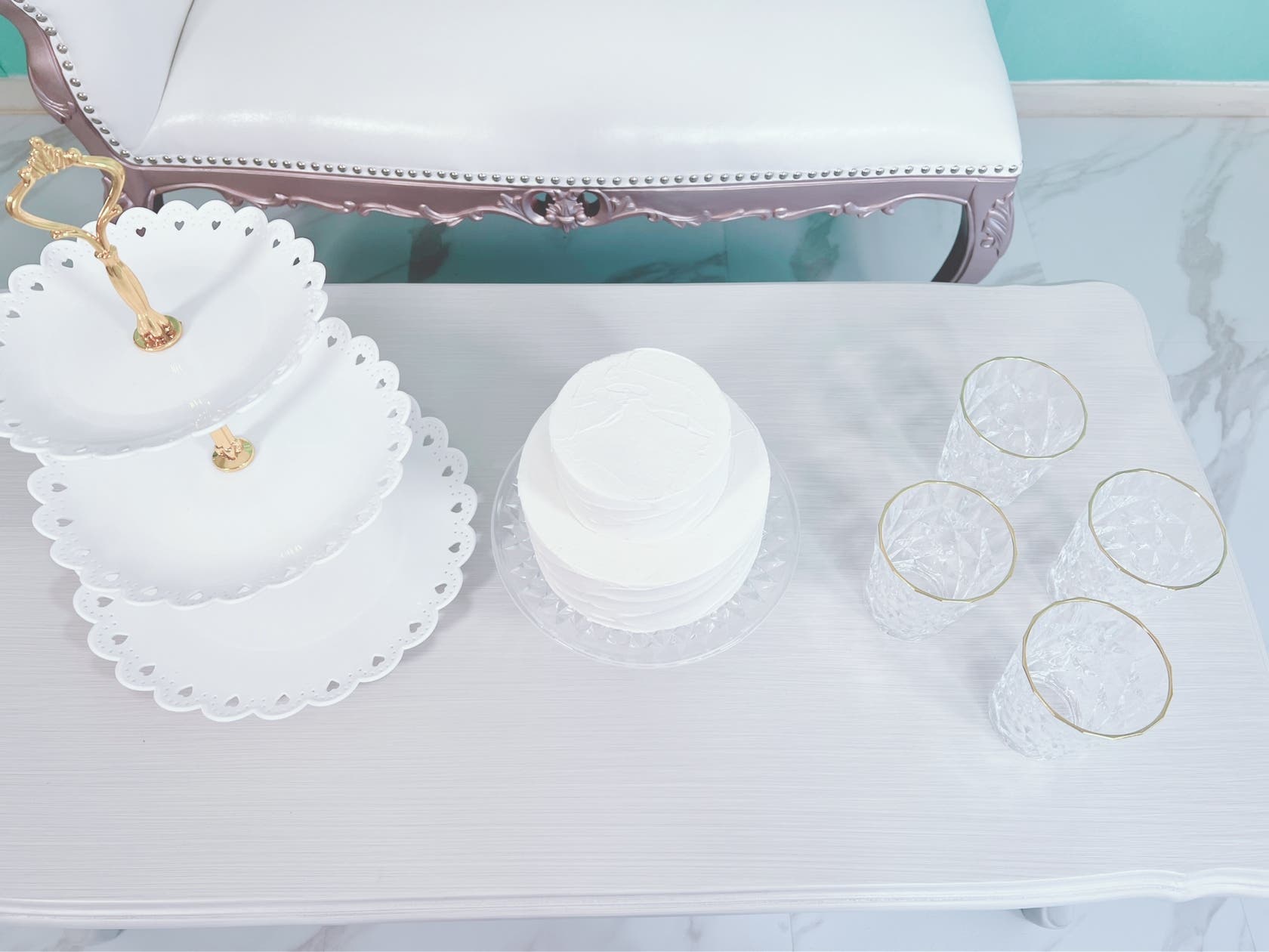 伏見駅3分💞白壁・白家具｜花壁｜シャンデリア｜３面背景｜撮影機材無料｜大人可愛い｜コスプレの写真17