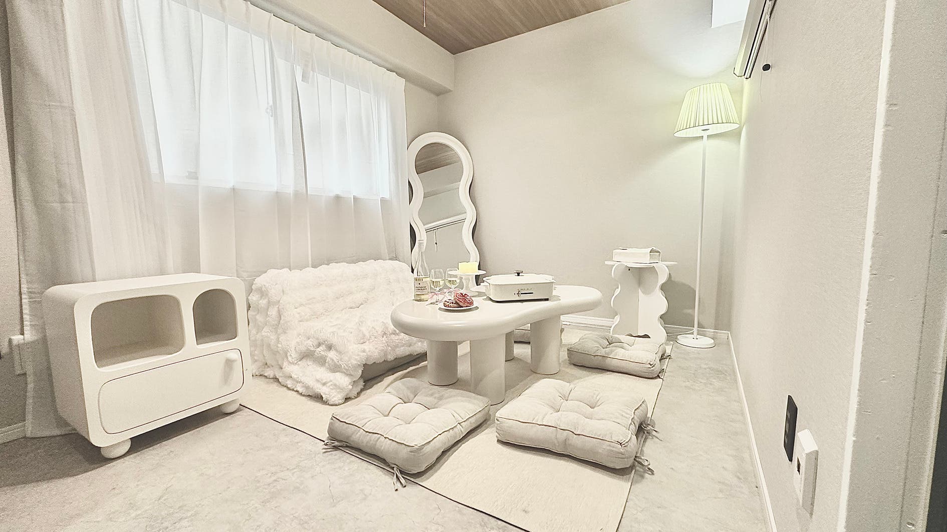 新宿駅徒歩8分🎉最大6名👭24H利用可🕐自然光✨大画面プロジェクターで映画鑑賞/イベント/デート/打ち上げ/女子会の写真7