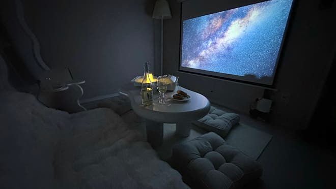 新宿駅徒歩8分🎉最大6名👭24H利用可🕐自然光✨大画面プロジェクターで映画鑑賞/イベント/デート/打ち上げ/女子会の写真8