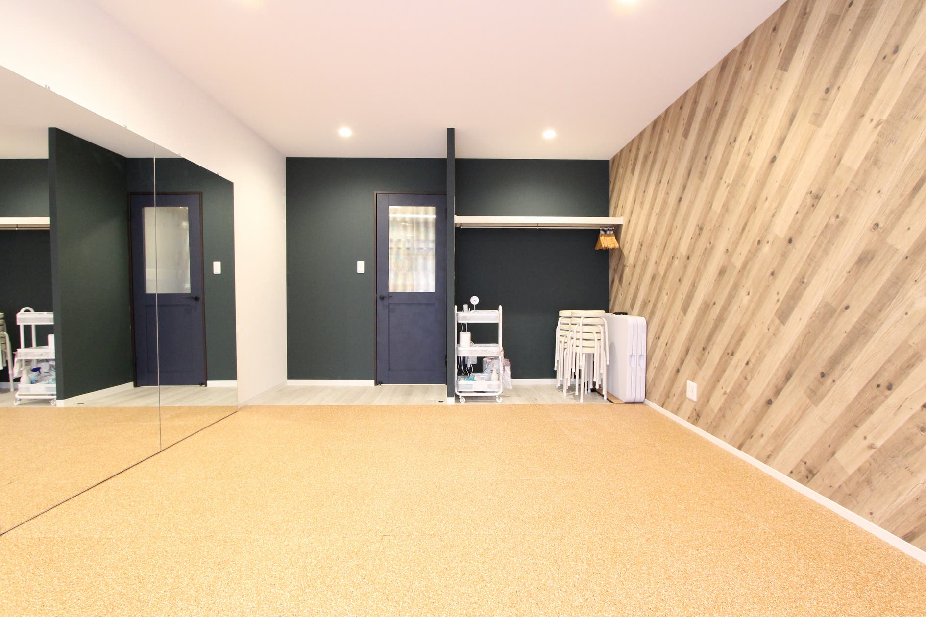 【松戸駅4分🚶】土日祝日も同料金実施中💡リノベで綺麗✨ダンス・ヨガ・会議・教室・セミナー・撮影・整体・エステ・コスプレの写真8