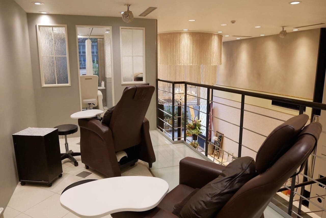 【EARTH 銀座店】ネイル専用席★大型サロンに併設されたレンタルサロン✂︎フリーランス/個人練習/美容業に最適♪の写真1