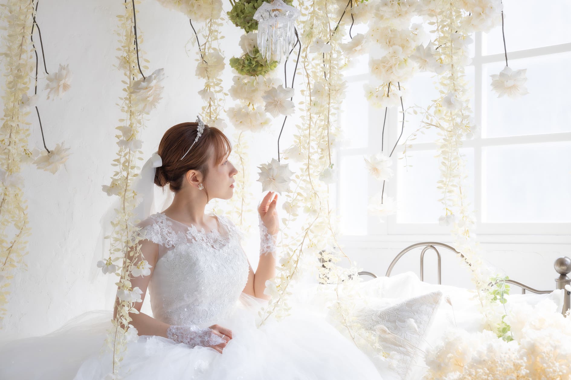 【花と光のハーモニー】自然光｜花天蓋ベッド｜大型ドライフラワー｜漆喰壁・レンガ壁｜ドレス着放題！｜撮影機材無料!の写真3