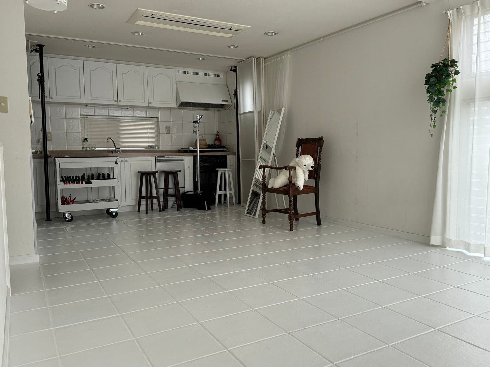 【奥渋フォトスタジオ　Two Me 】自然光での撮影できる！白タイル（床）白壁、小さなスタジオの写真27