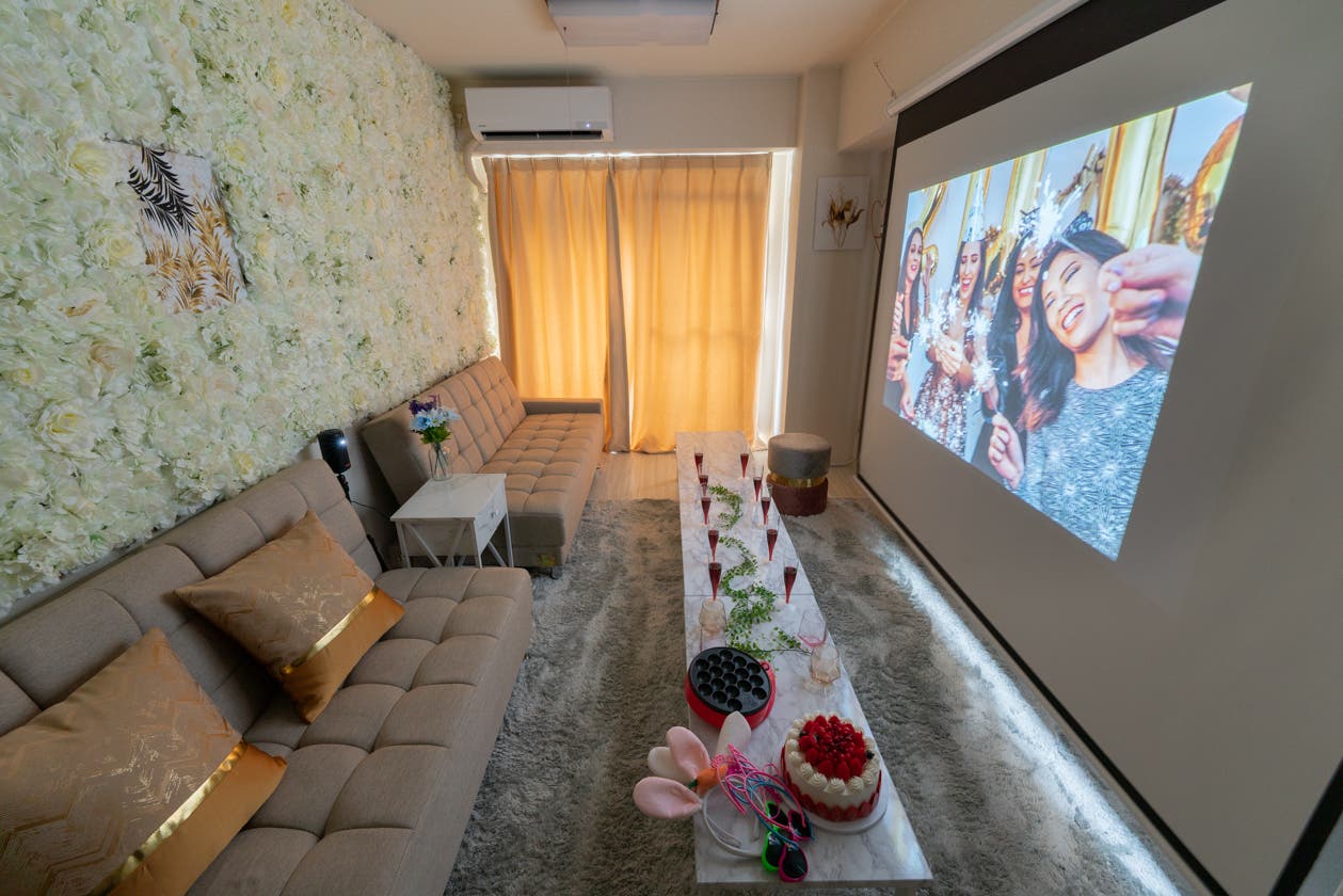 映えスポット🉐💐壁一面の花🤍推し活👼大人気スペース💖撮影🎀120㌅スクリーン🥻VOD見放題💃女子会❤️デートの写真5