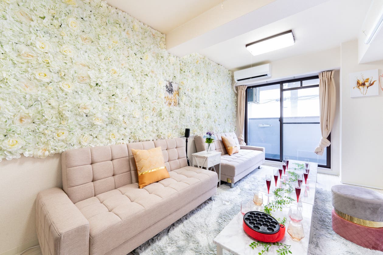 映えスポット🉐💐壁一面の花🤍推し活👼大人気スペース💖撮影🎀120㌅スクリーン🥻VOD見放題💃女子会❤️デートの写真8