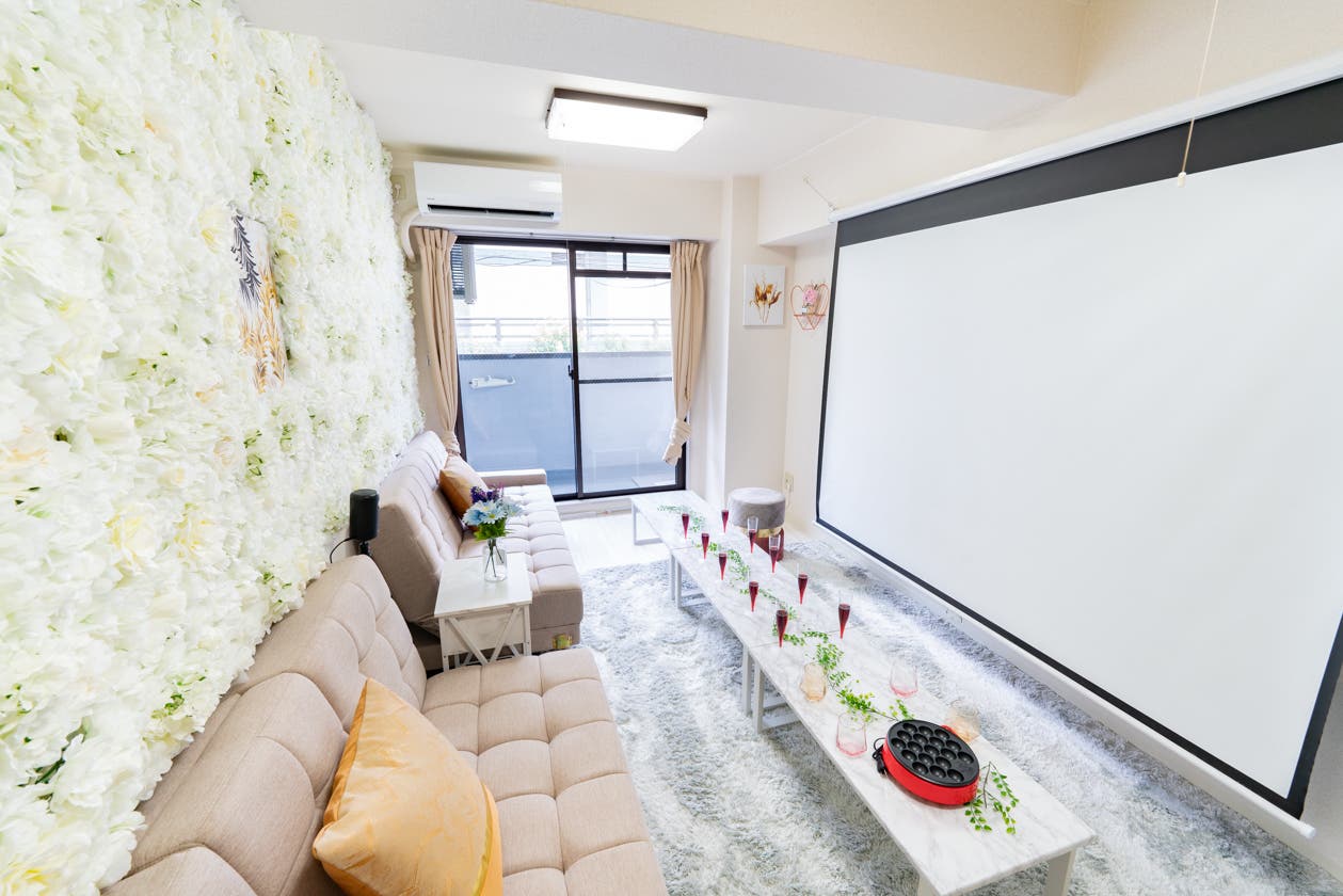 映えスポット🉐💐壁一面の花🤍推し活👼大人気スペース💖撮影🎀120㌅スクリーン🥻VOD見放題💃女子会❤️デートの写真9