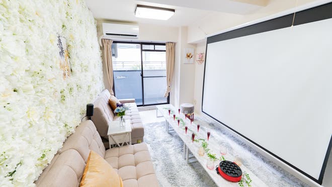 映えスポット🉐💐壁一面の花🤍推し活👼大人気スペース💖撮影🎀120㌅スクリーン🥻VOD見放題💃女子会❤️デートの写真9