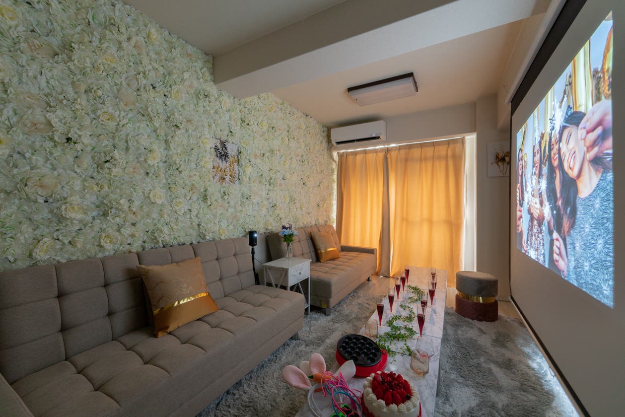 映えスポット🉐💐壁一面の花🤍推し活👼大人気スペース💖撮影🎀120㌅スクリーン🥻VOD見放題💃女子会❤️デートの写真11