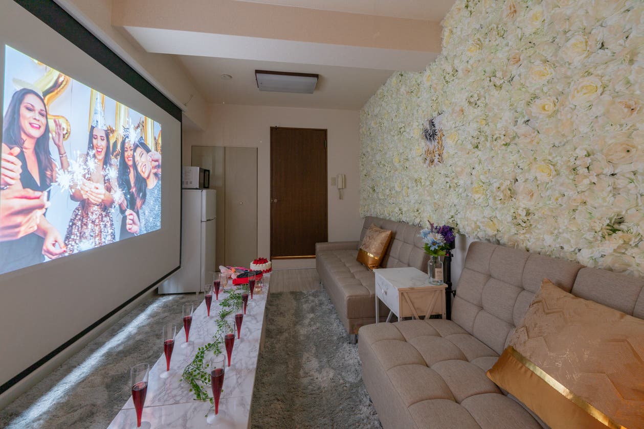 映えスポット🉐💐壁一面の花🤍推し活👼大人気スペース💖撮影🎀120㌅スクリーン🥻VOD見放題💃女子会❤️デートの写真23