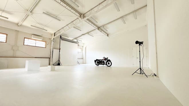 ヴィンテージバイクやイギリスヴィンテージ小物が使い放題、天井高5M超えの広い白ホリスタジオの写真2