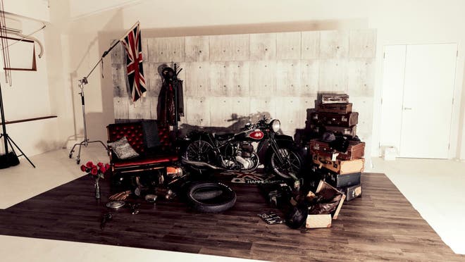 ヴィンテージバイクやイギリスヴィンテージ小物が使い放題、天井高5M超えの広い白ホリスタジオの写真4