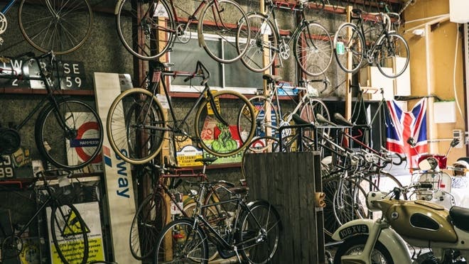 ヴィンテージバイクやイギリスヴィンテージ小物が使い放題、天井高5M超えの広い白ホリスタジオの写真5