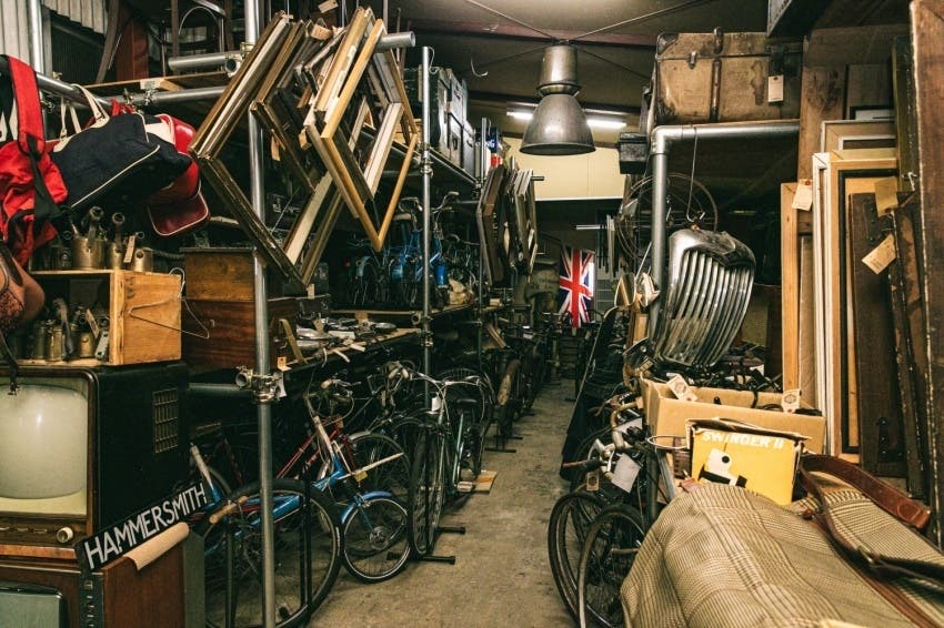 ヴィンテージバイクやイギリスヴィンテージ小物が使い放題、天井高５M超えの広い白ホリスタジオの写真6