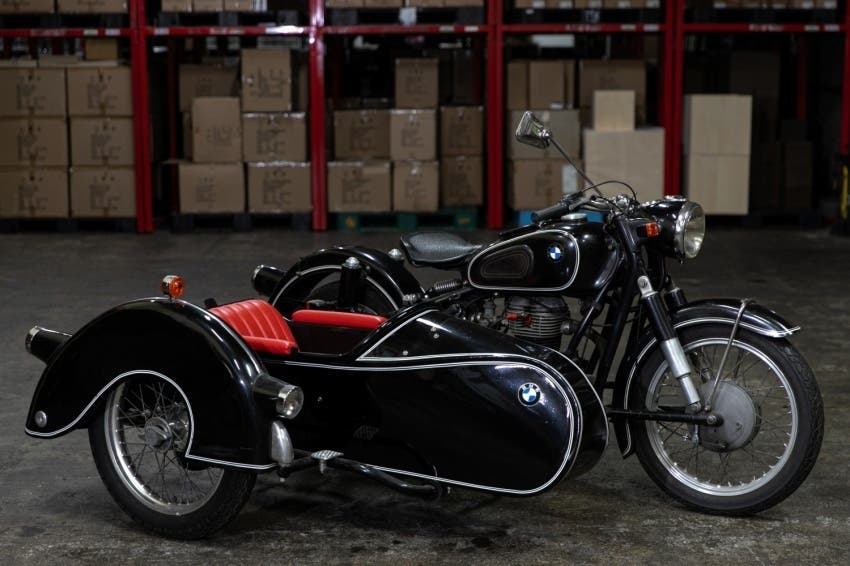 ヴィンテージバイクやイギリスヴィンテージ小物が使い放題、天井高５M超えの広い白ホリスタジオの写真7