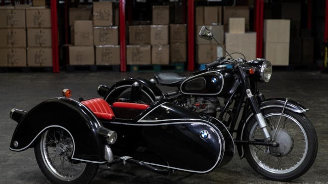 ヴィンテージバイクやイギリスヴィンテージ小物が使い放題、天井高5M超えの広い白ホリスタジオの写真7