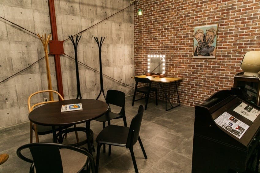 ヴィンテージバイクやイギリスヴィンテージ小物が使い放題、天井高５M超えの広い白ホリスタジオの写真9