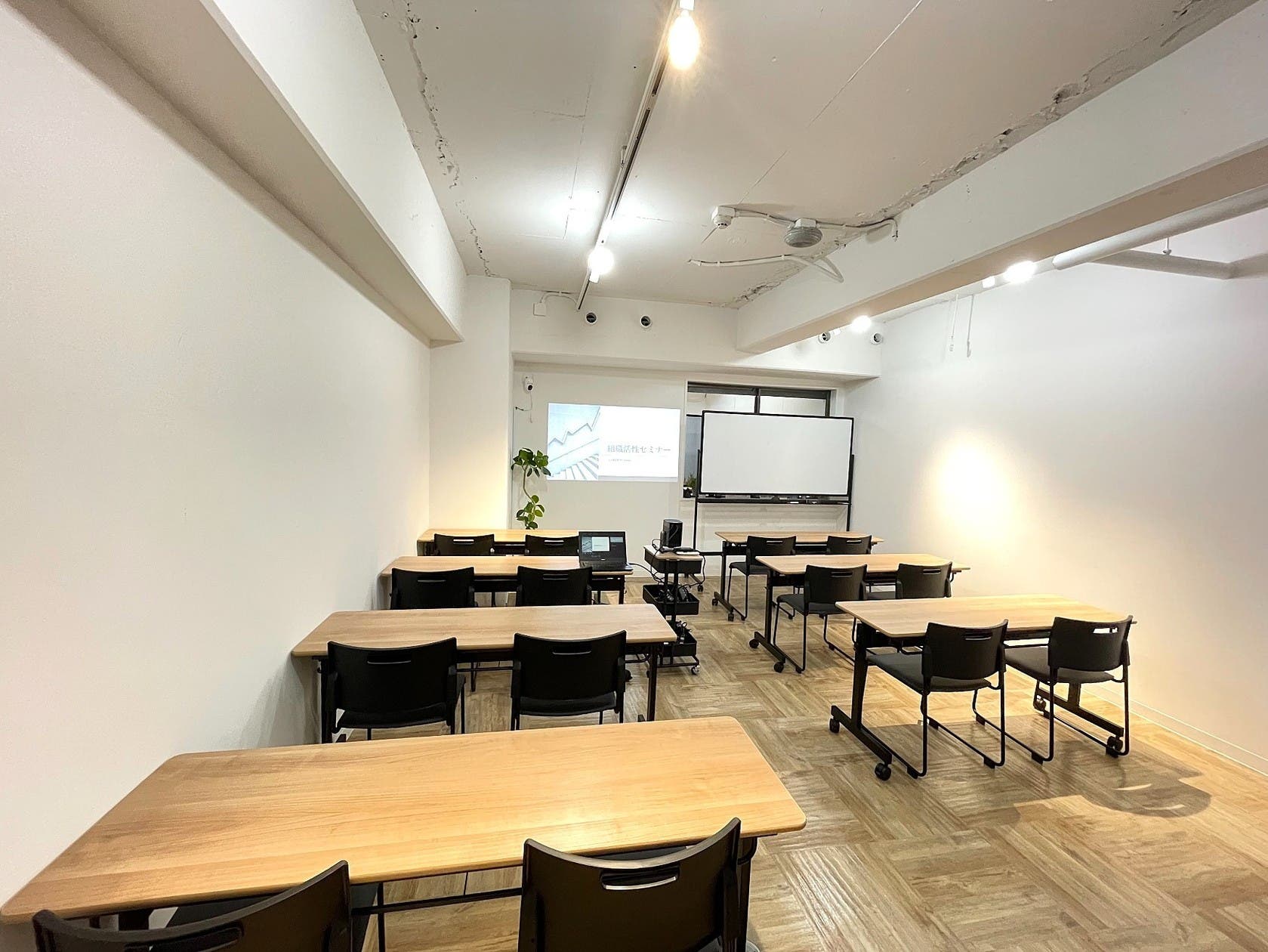 【新大阪駅徒歩5分】ゲスト満足◎研修やセミナーも♪完全個室/オフィスビル/レイアウト自由/男女別トイレの写真13