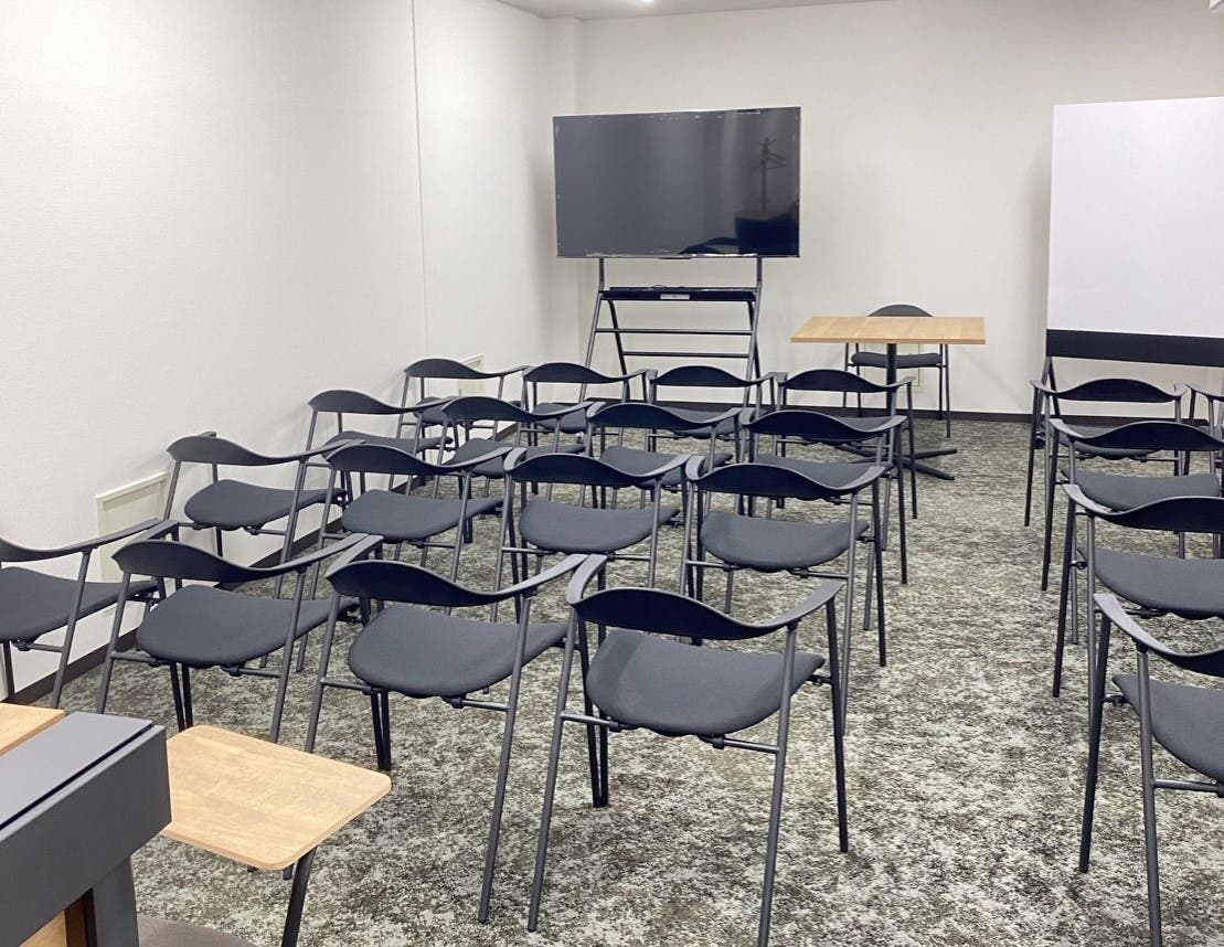 【地下1階】早稲田駅徒歩3分の貸会議室（11人以上）の写真4