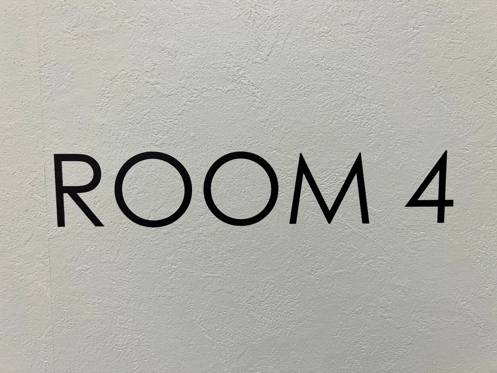 【新宿駅直結】1時間880円!オンライン会議可能！ロールカーテン付き1名用半個室（Room4）の写真4