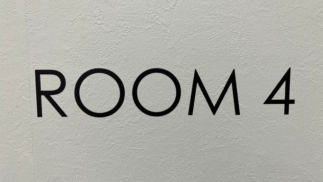 【新宿駅直結】1時間880円!オンライン会議可能!ロールカーテン付き1名用半個室(Room4)の写真4