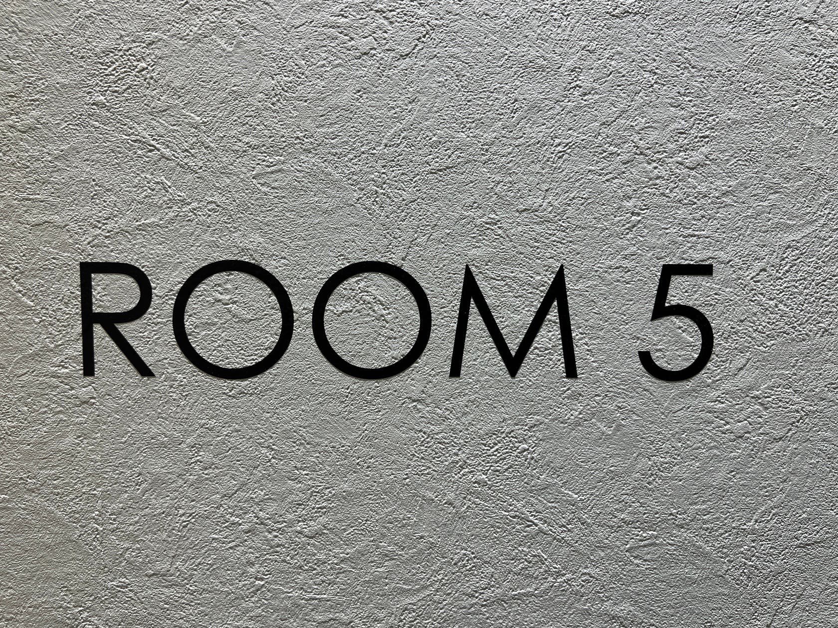 【新宿駅直結】1時間880円!オンライン会議可能！ロールカーテン付き1名用半個室（Room5）の写真4