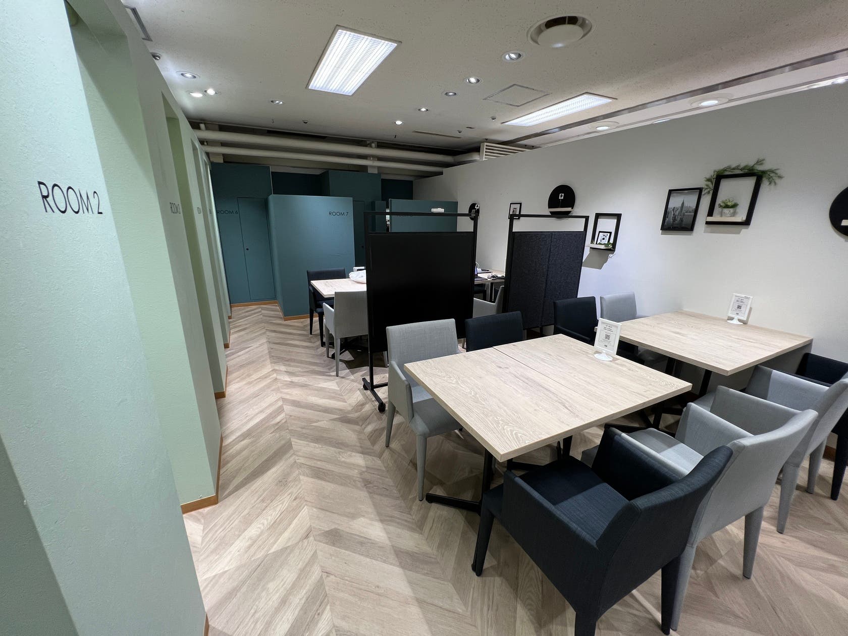 【新宿駅直結】1時間880円!オンライン会議可能！ロールカーテン付き1名用半個室（Room4）の写真7