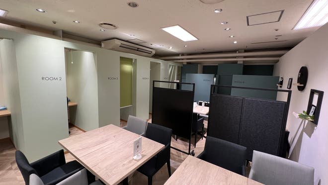 【新宿駅直結】1時間880円!オンライン会議可能!ロールカーテン付き1名用半個室(Room3)の写真8