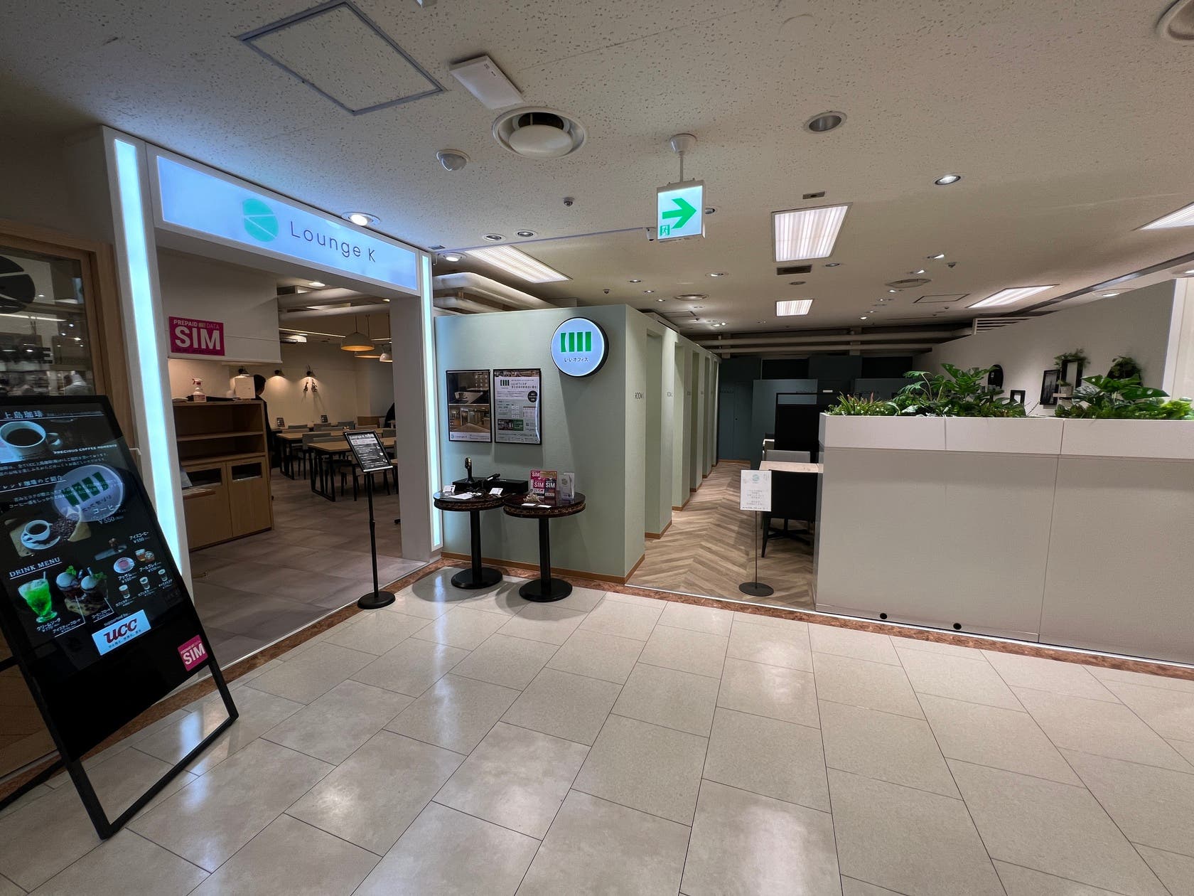 【新宿駅直結】1時間880円!オンライン会議可能！ロールカーテン付き1名用半個室（Room5）の写真6