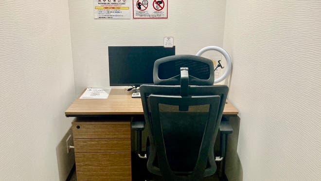 205 【新横浜駅5分】1名利用!モニター有/WEB会議/テレワーク/面接/駅近/広い個室で快適/ライブ前の待機にもの写真2