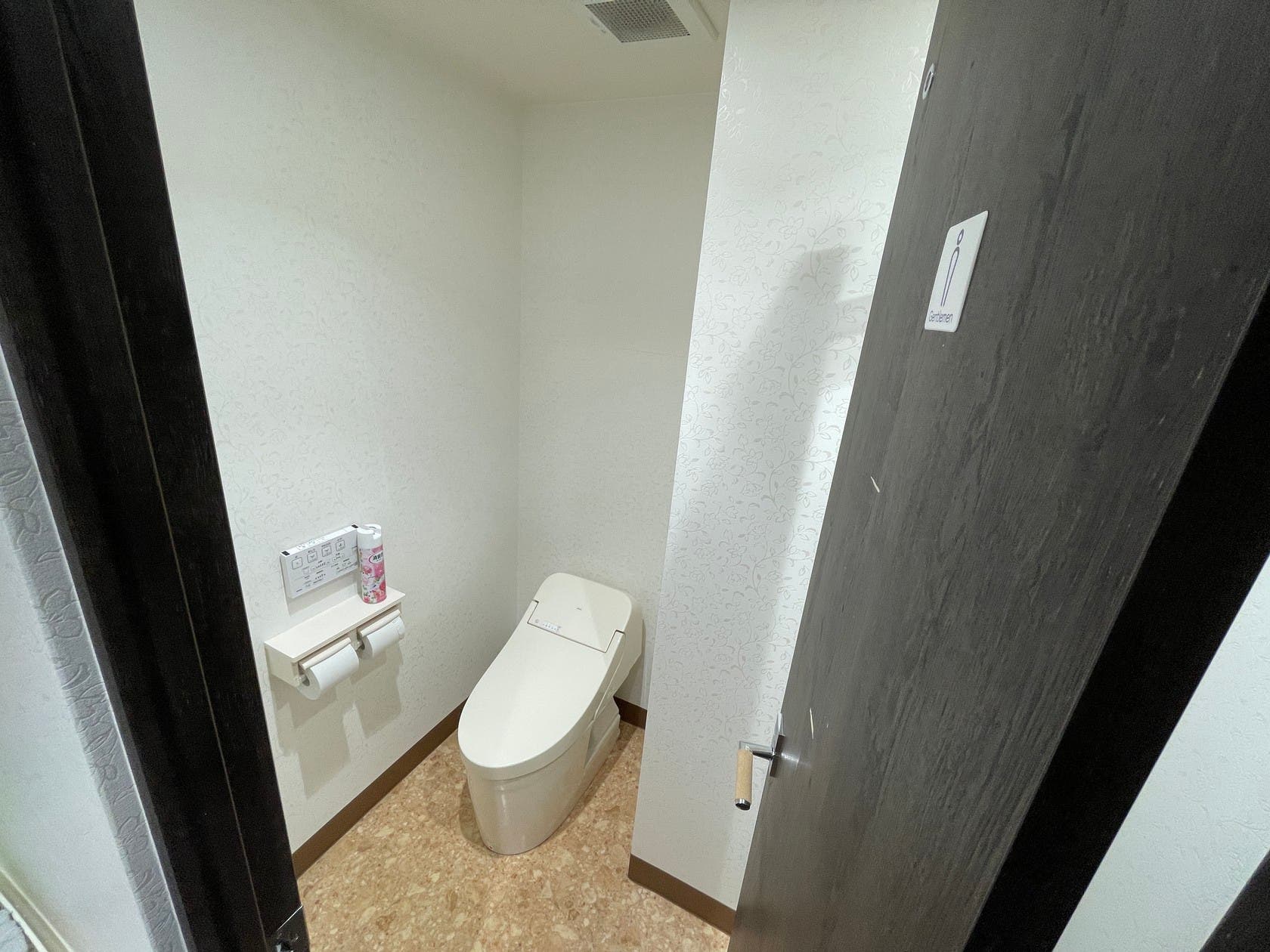 205 【新横浜駅5分】1名利用！モニター有/WEB会議/テレワーク/面接/駅近/広い個室で快適/ライブ前の待機にもの写真6