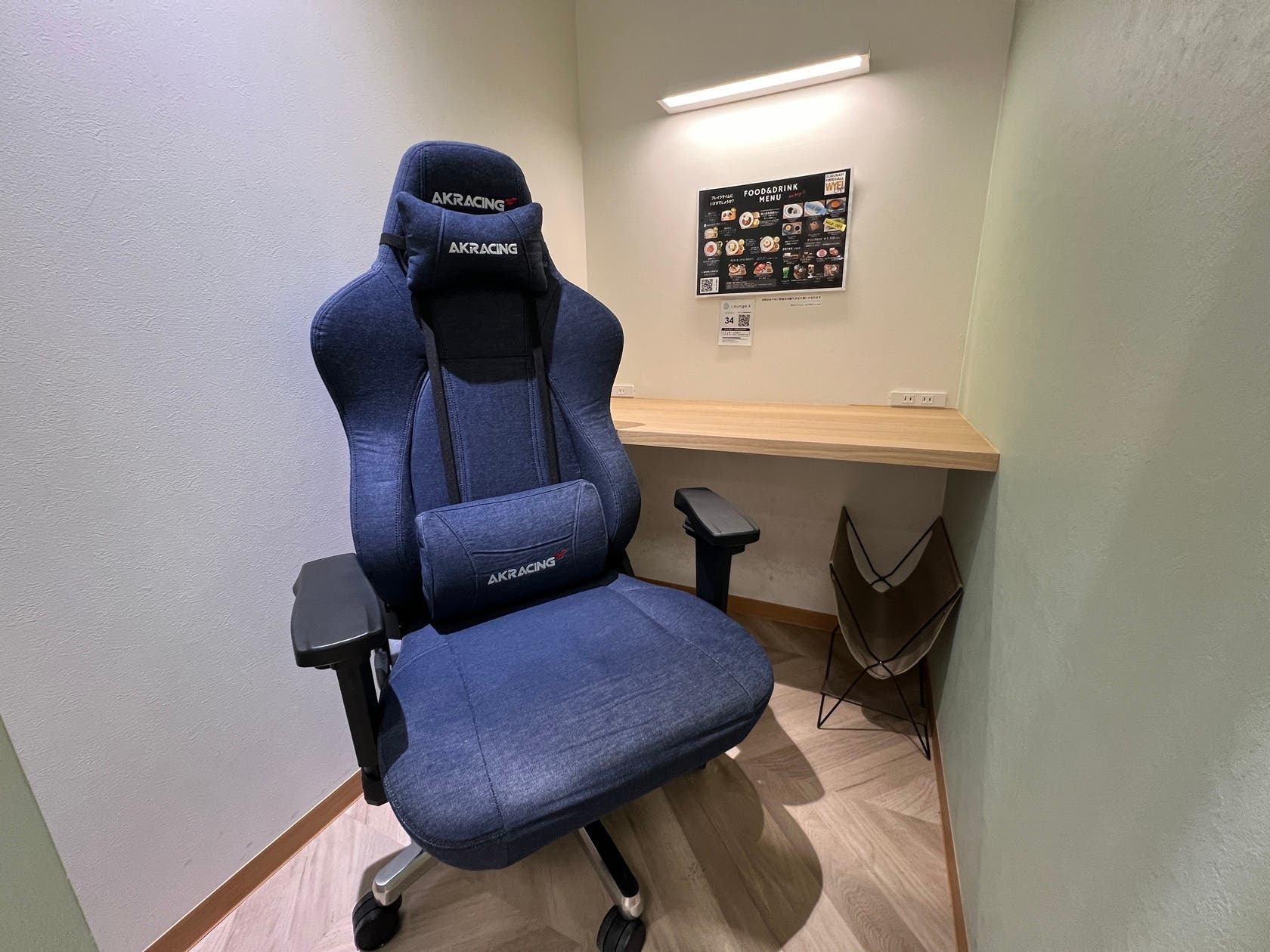 【新宿駅直結】1時間880円!オンライン会議可能！ロールカーテン付き1名用半個室（Room3）の写真1