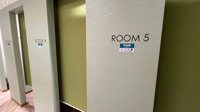 【新宿駅直結】1時間880円!オンライン会議可能!ロールカーテン付き1名用半個室(Room4)の写真3