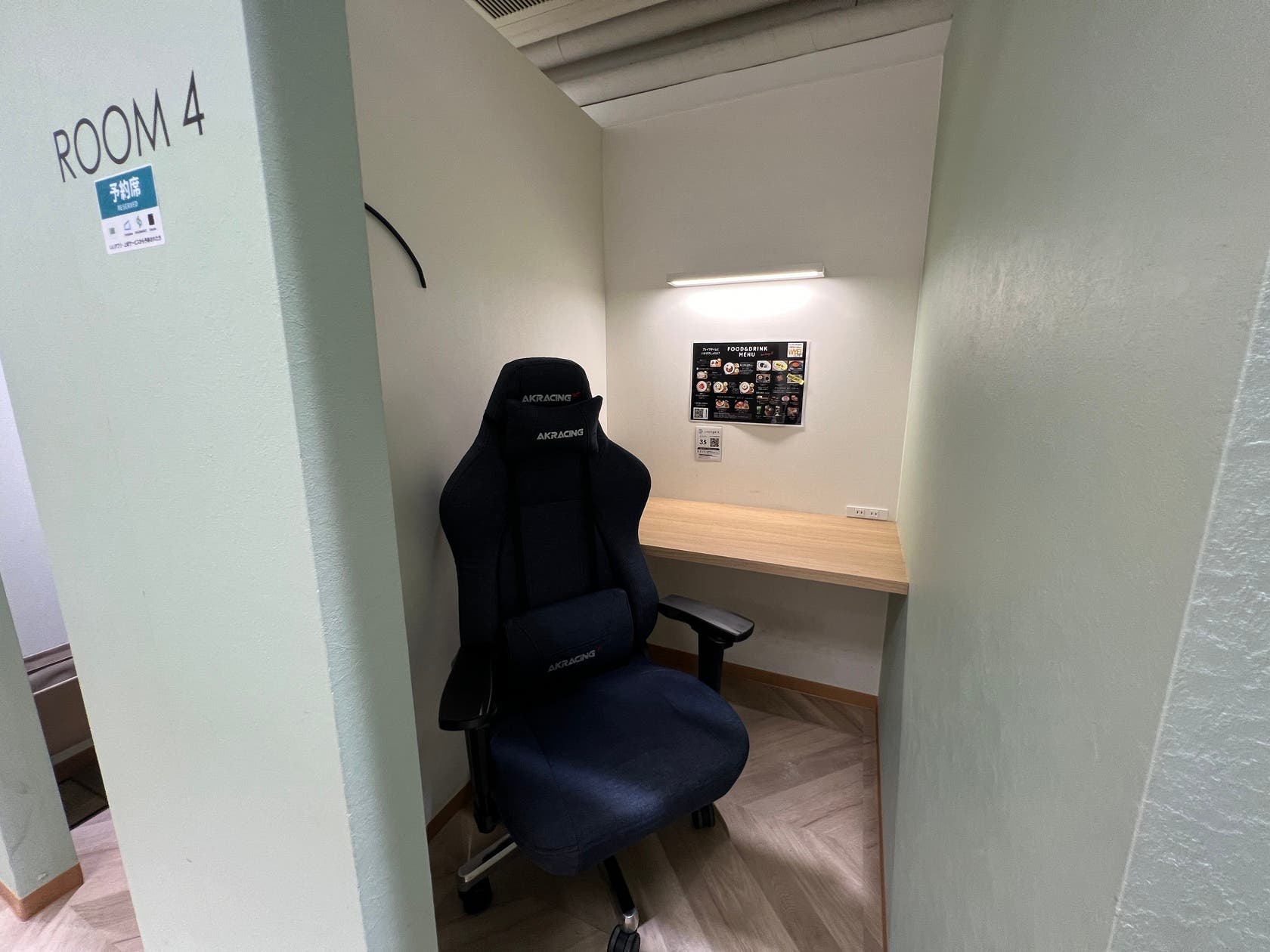 【新宿駅直結】1時間880円!オンライン会議可能！ロールカーテン付き1名用半個室（Room4）の写真1