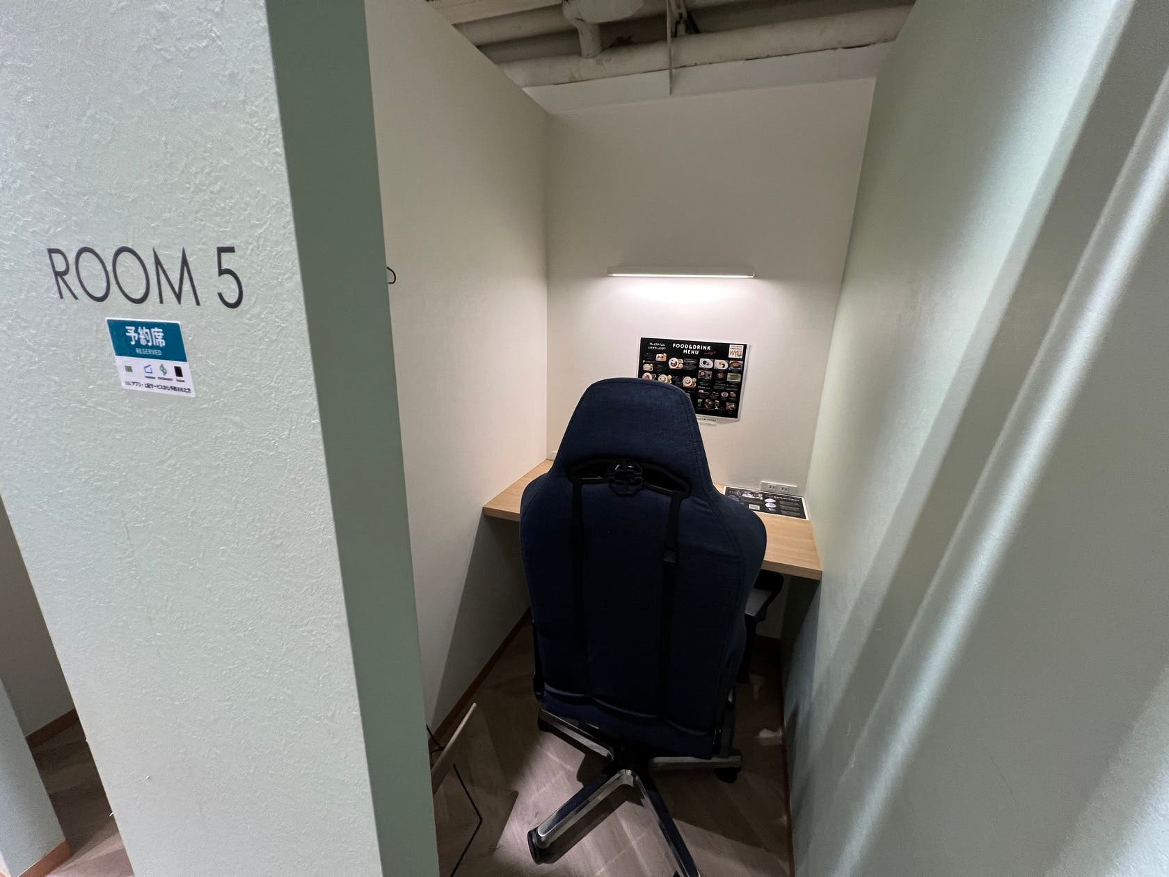 【新宿駅直結】1時間880円!オンライン会議可能！ロールカーテン付き1名用半個室（Room5）の写真2