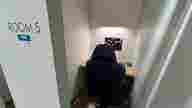 【新宿駅直結】1時間880円!オンライン会議可能!ロールカーテン付き1名用半個室(Room5)の写真2
