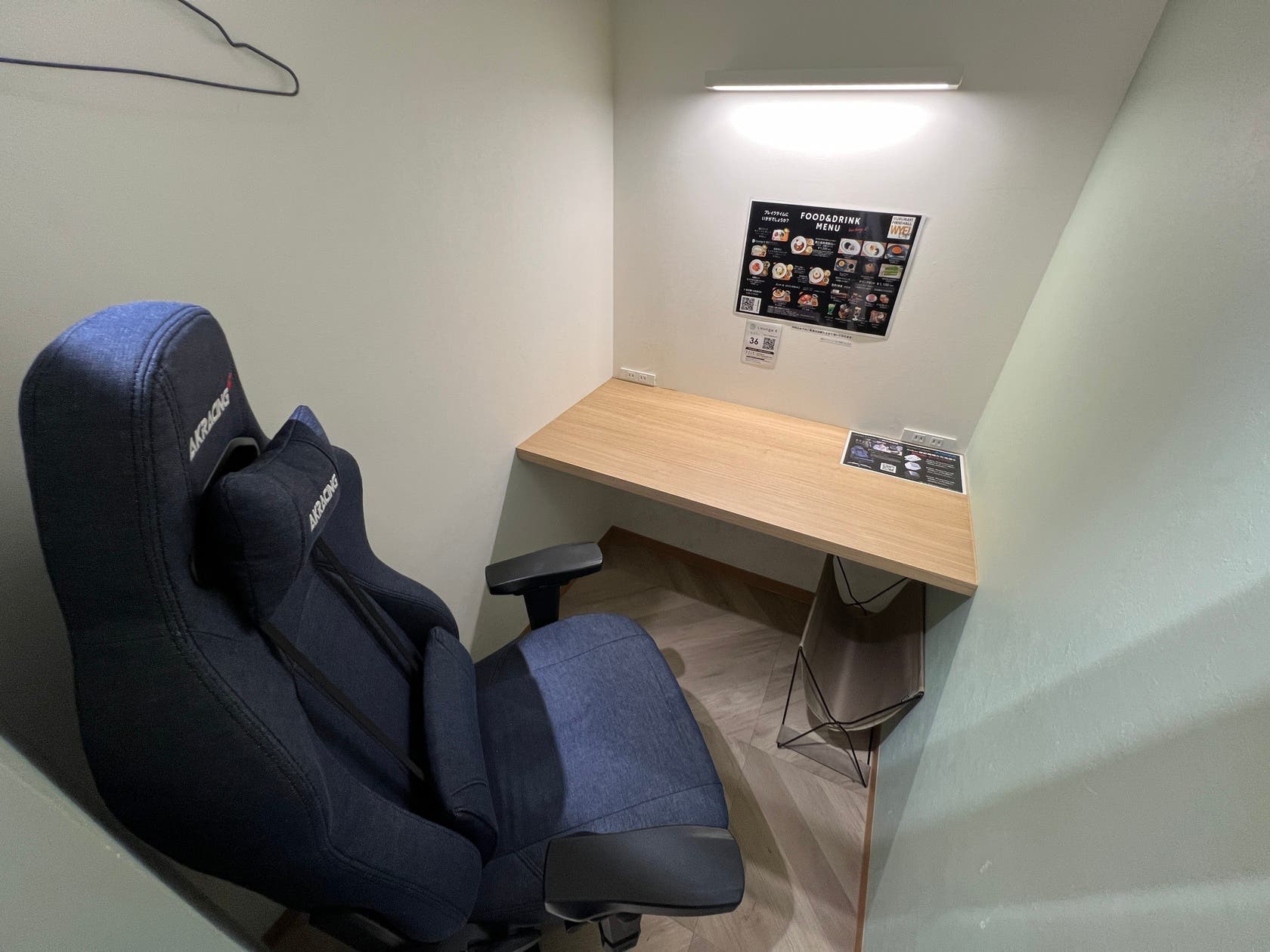 【新宿駅直結】1時間880円!オンライン会議可能！ロールカーテン付き1名用半個室（Room5）の写真1