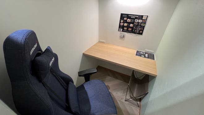 【新宿駅直結】1時間880円!オンライン会議可能!ロールカーテン付き1名用半個室(Room5)の写真1