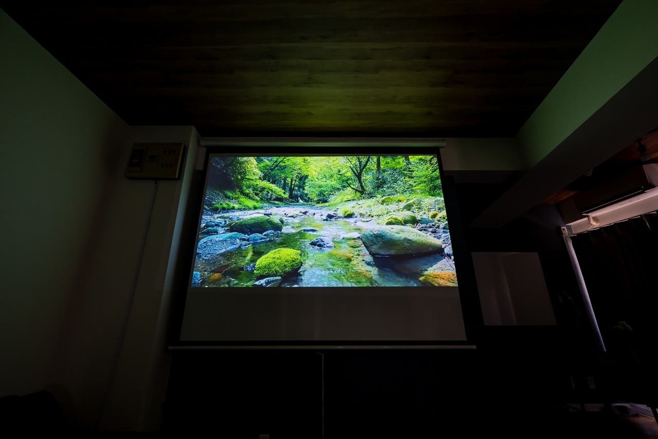 100インチスクリーンで映画鑑賞🎬気の合う仲間と楽しい時間を過ごせるスペースです🍃の写真5