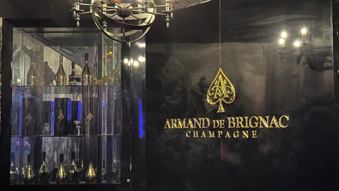 インスタ映え!ポールダンス用Xポーとカラオケがあるお店の写真4